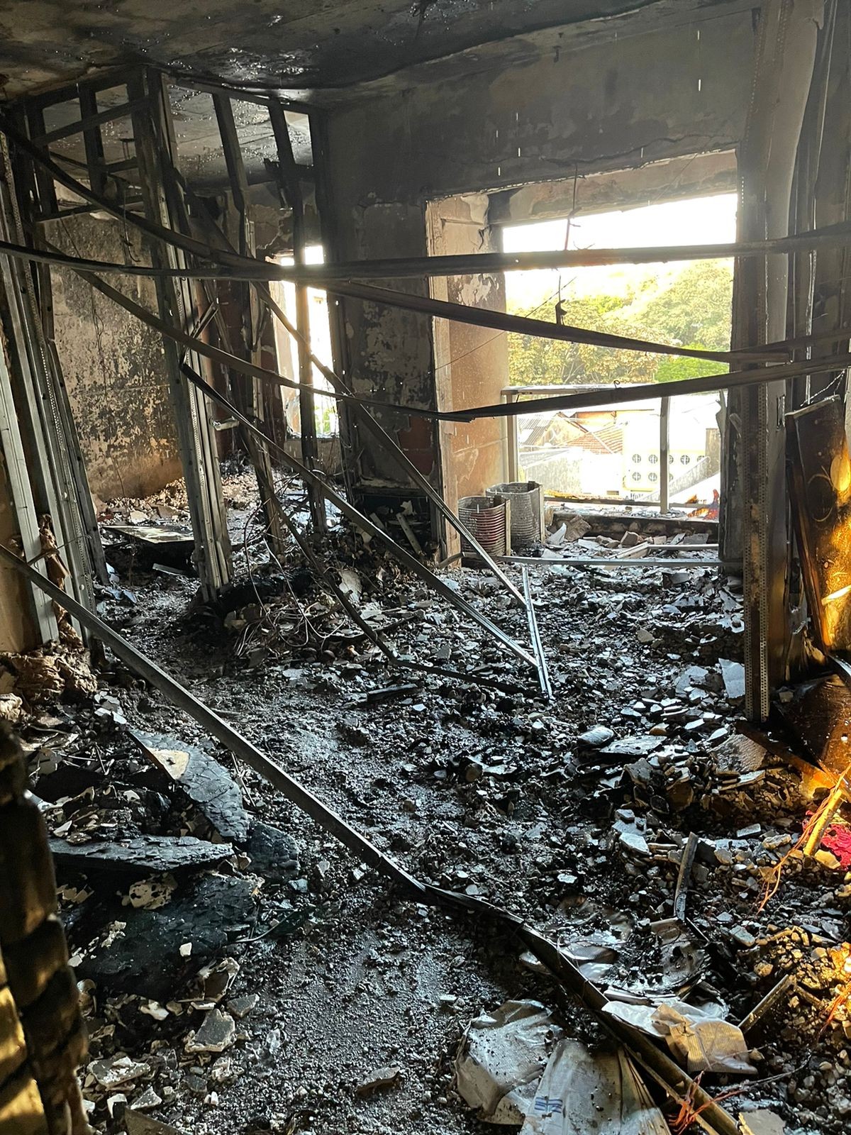 Veja destruição dentro de prédio após incêndio em apartamentos no ...