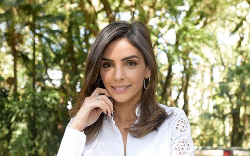 Carol Celico participa de evento de beleza - Quem | Agito
