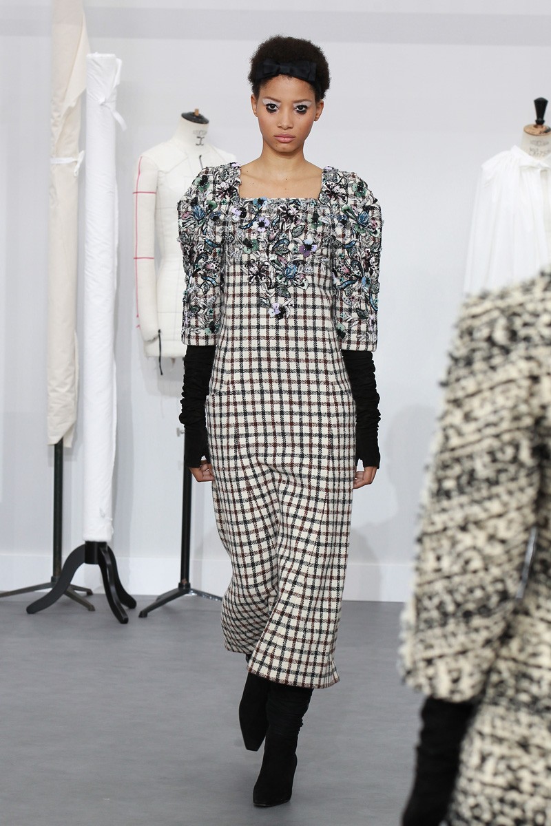 Alta-costura da Chanel faz homenagem aos seus ateliês a artesãos ...