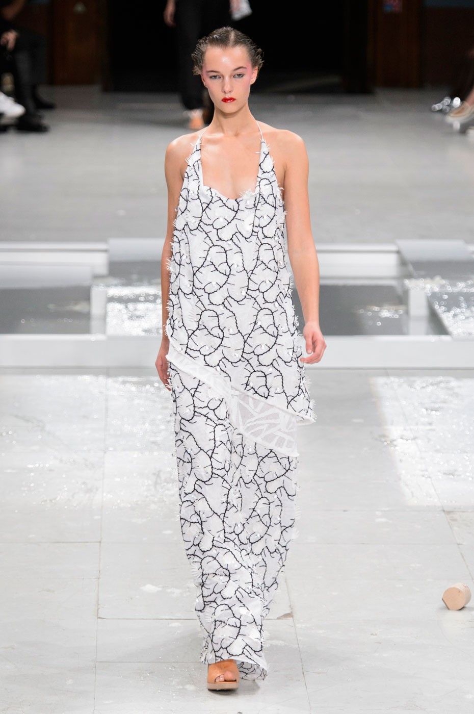 O verão 2016 utilitário de Hussein Chalayan | Desfiles | Vogue