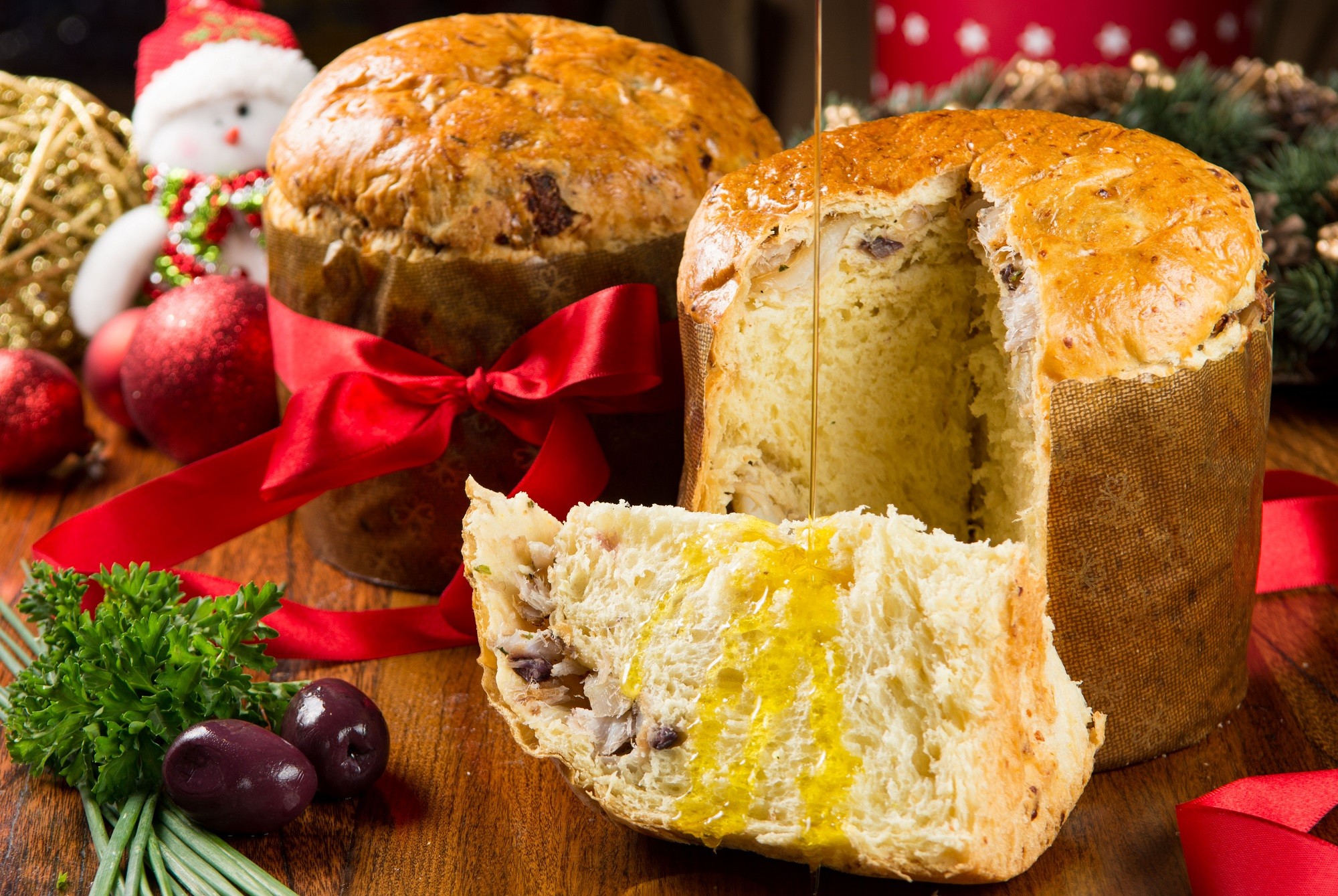 Uma seleção de panetones com frutas, chocolate e até salgado para ...
