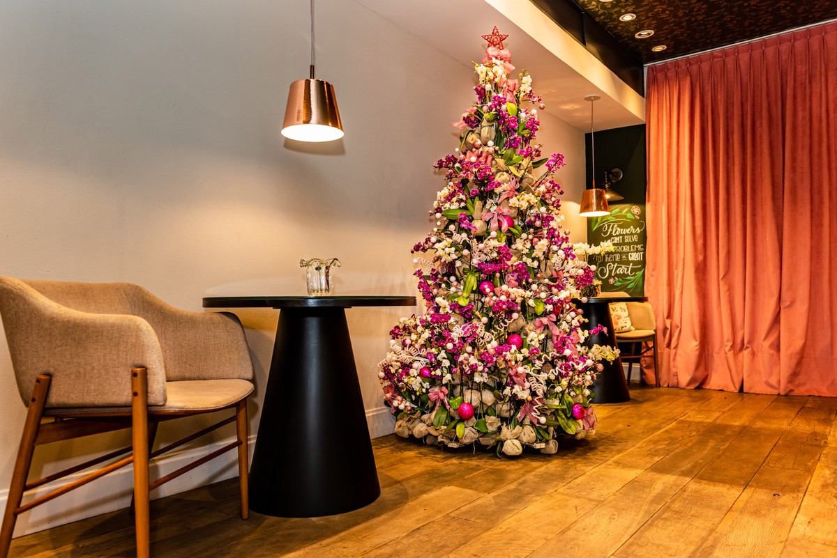 Designer floral cria árvore de Natal de R$ 12 mil com 150 orquídeas ...