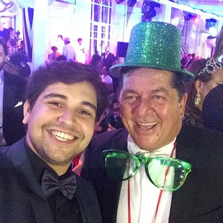 Decotada, Paula Fernandes vai a baile de gala: "Quero envelhecer bonita ...