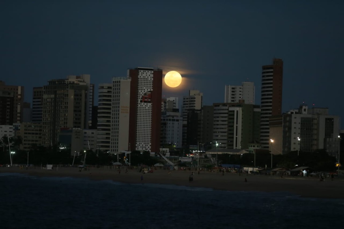 Lua cheia é vista com coloração alaranjada no céu de Fortaleza nesta ...