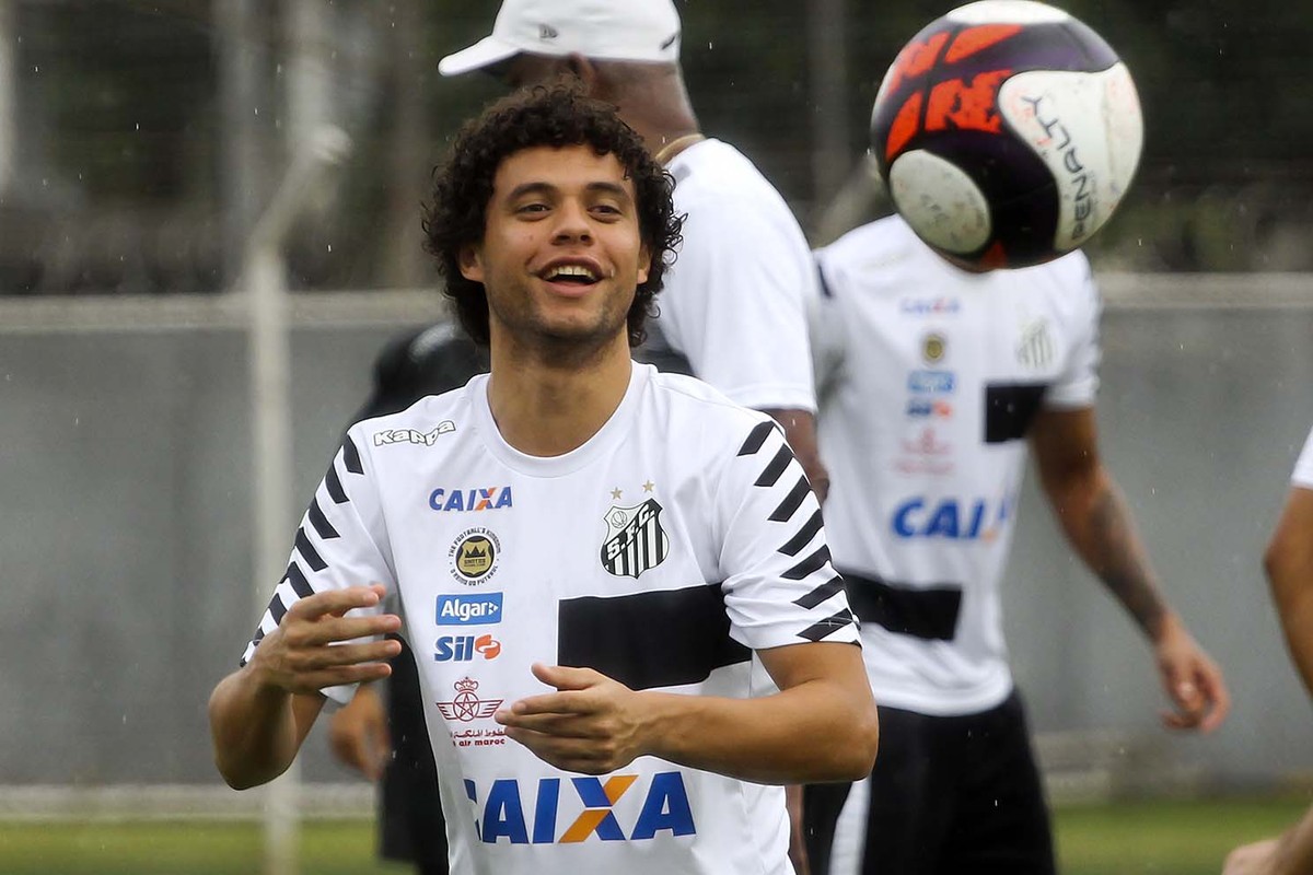 Victor Ferraz volta aos treinos no Santos e será titular contra o ...