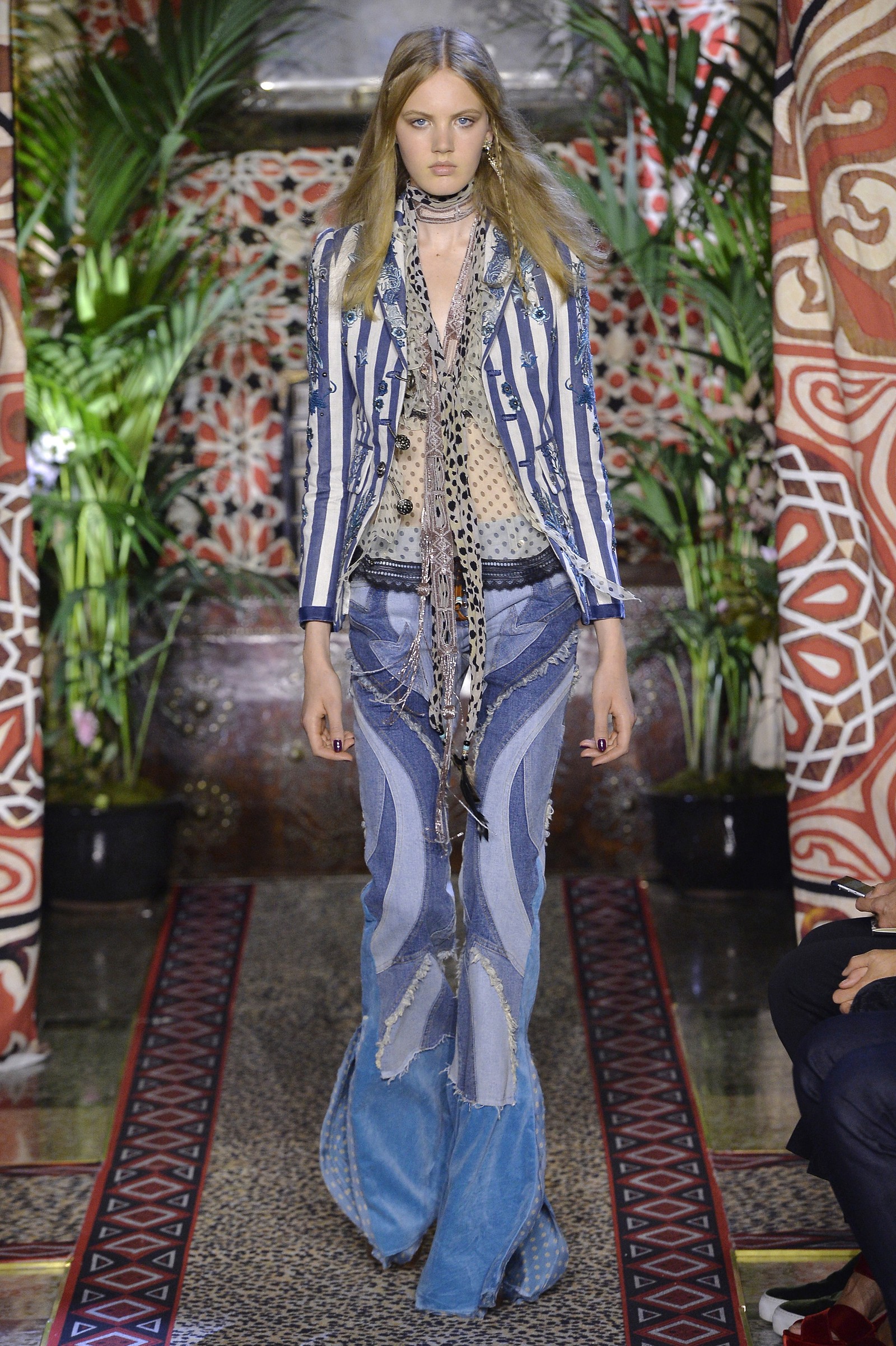 Verão da Cavalli ganha referências 70's, étnicas e aura boho | Desfiles ...