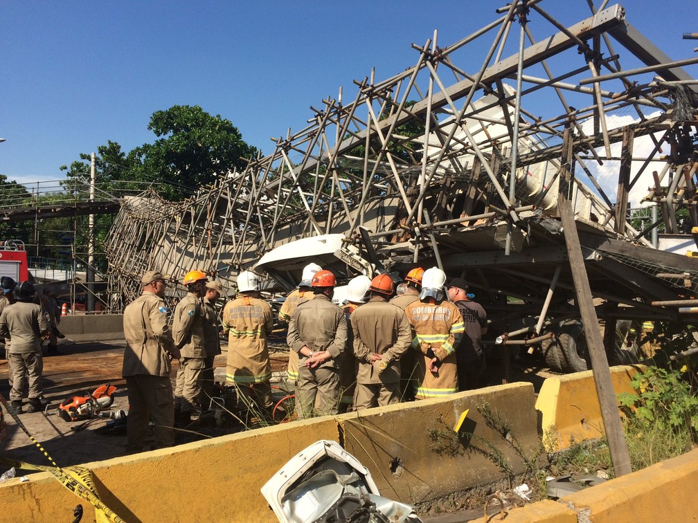 FOTOS: queda de passarela na Av. Brasil deixa 1 morto | Rio de Janeiro | G1