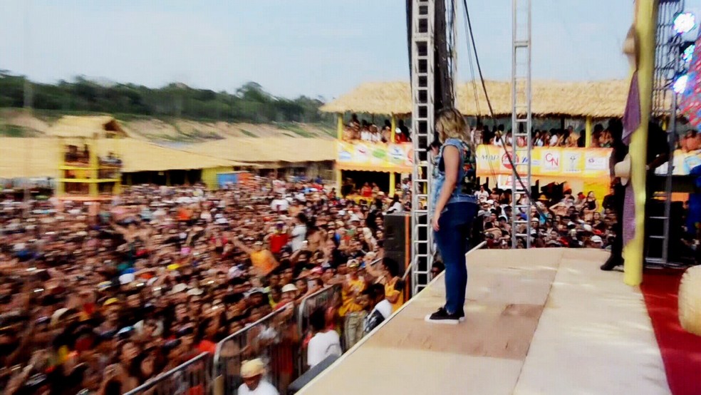 Marília Mendonça canta para multidão na Festa do Sol, no interior do AM ...