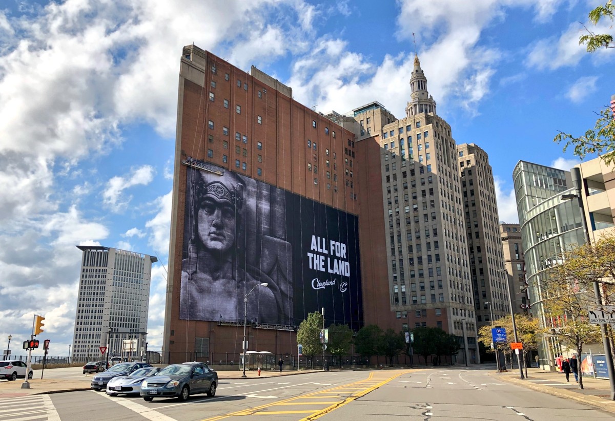 Conhecido por banner gigante de LeBron, prédio vizinho aos Cavs ganha ...