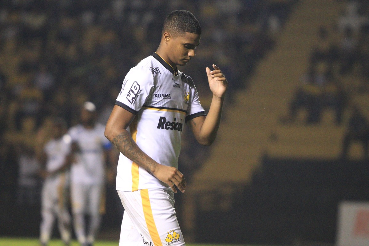 Derlan crê em aprendizado por expulsão e revela: "Bravo comigo mesmo ...