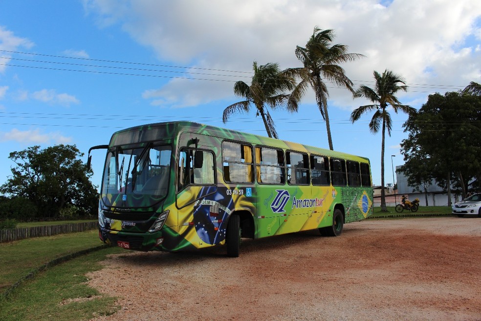 Em clima de Copa do Mundo, ônibus em Macapá é adesivado de verde e ...