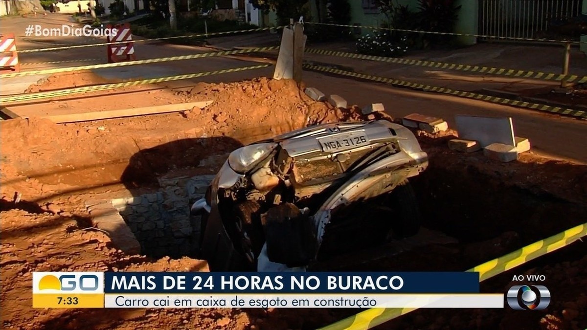 Carro cai dentro de buraco de obra e fica mais de 24 horas preso, em Goiânia | Trânsito GO | G1