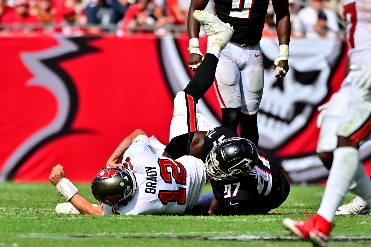 NFL: Brady é salvo por falta polêmica e Bucs vencem Falcons | futebol ...