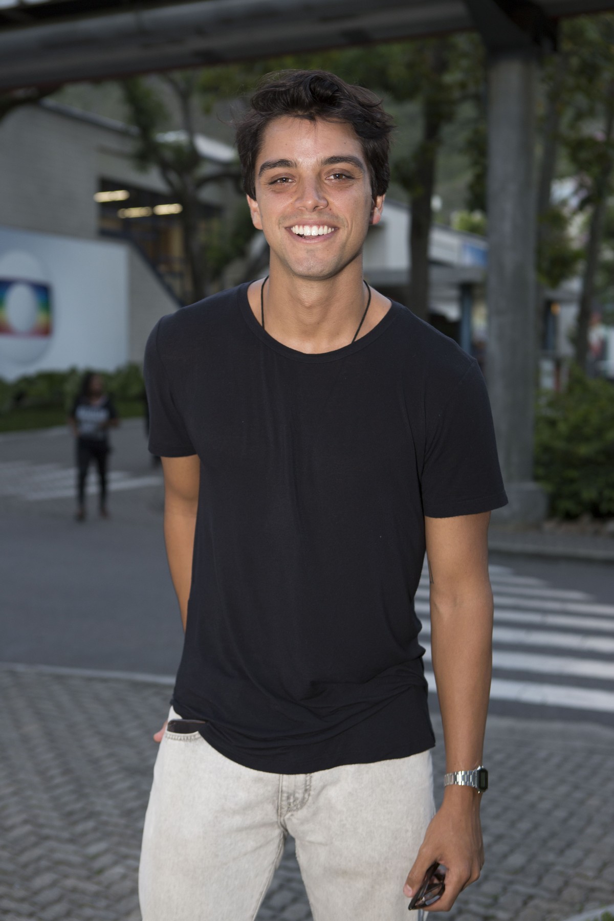 Rodrigo Simas conversa com os fãs nas redes sociais durante capítulo de ...