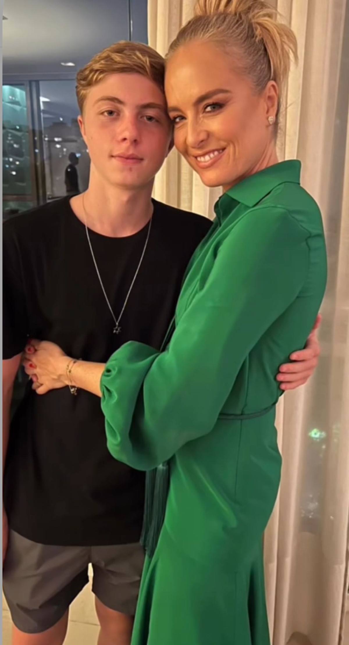 Benício, filho do meio de Angélica e Luciano Huck, completa 15 anos e ...