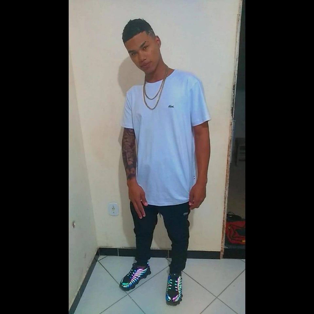 Jovem esbarra calha em fios de alta tensão e morre eletrocutado em Central de Minas | Vales de ...