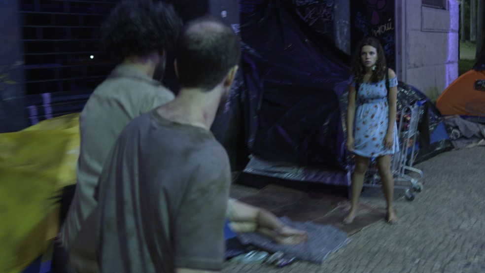 Lourdes Maria tenta passar noite com Geandro após ser salva de perigo ...