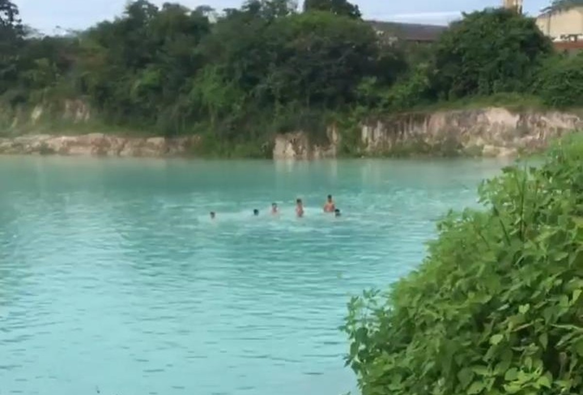 Após chuvas, terreno enche e é batizado de 'lagoa azul' por moradores ...