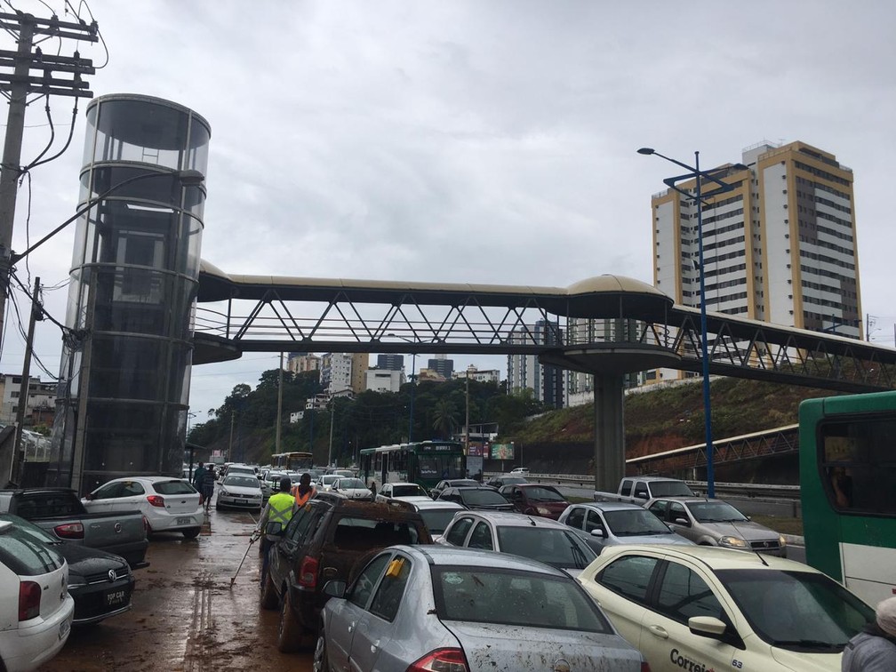 Lama invade revendedora de carros após deslizamento de terra e dono ...