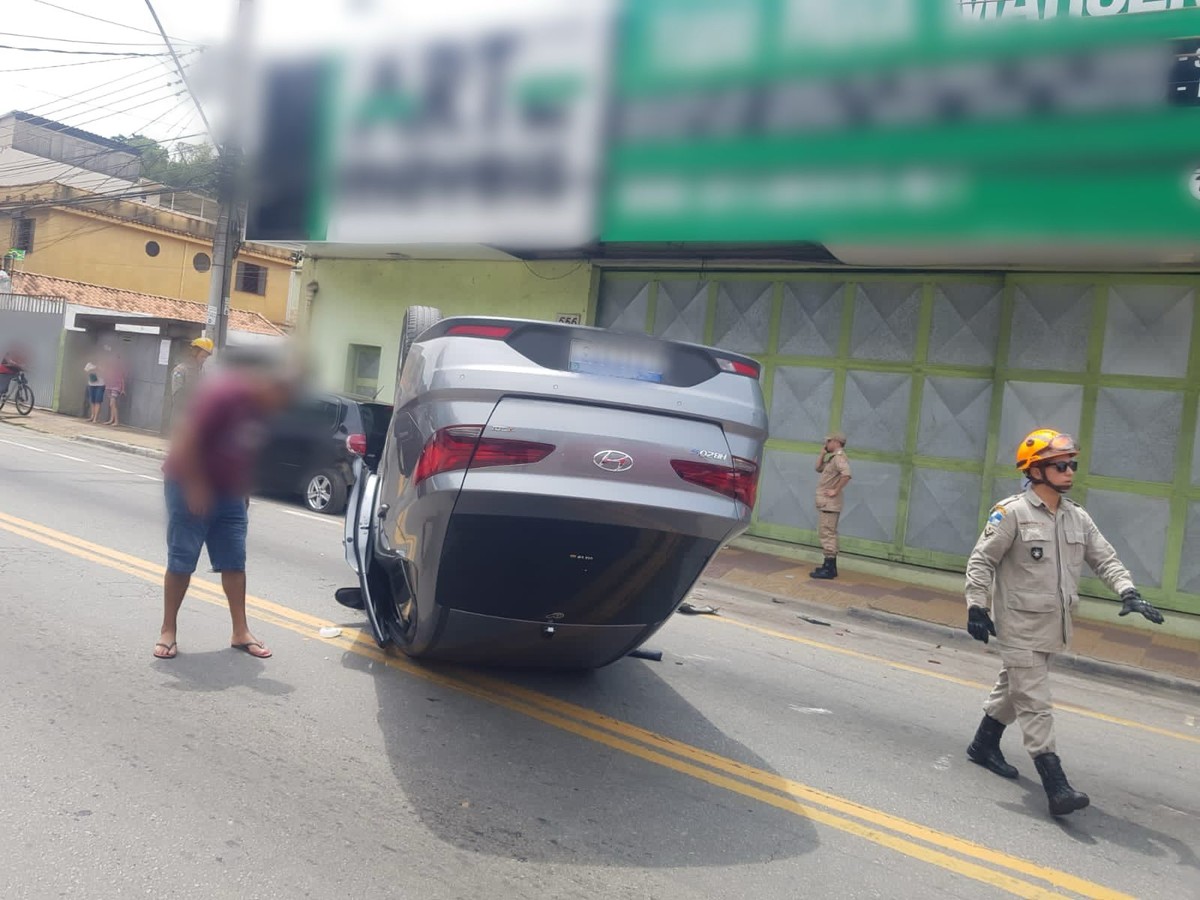 Idoso fica ferido após carro bater contra outro e capotar em Volta Redonda | Sul do Rio e Costa ...