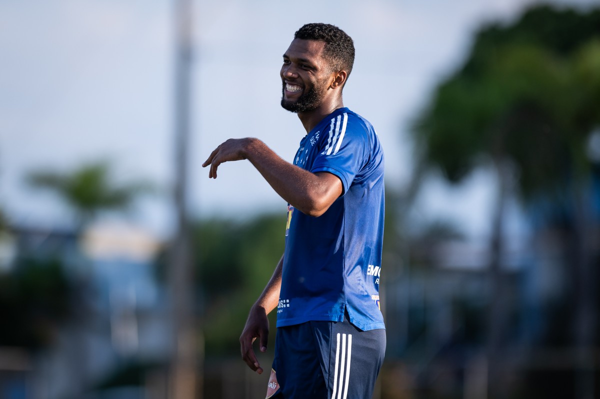 Com metade dos jogos de Sobis, Thiago acumula mais gols que experiente ...