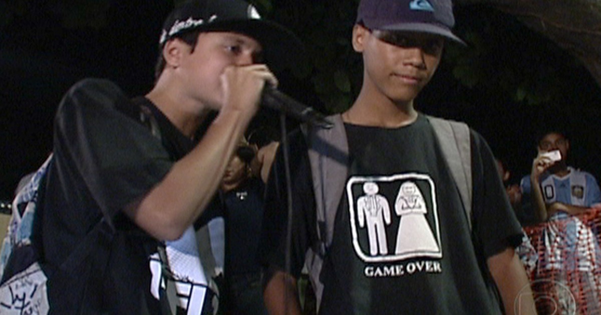 G1 - Parceiros do RJ visitam tradicional disputa de raps em praça na ...