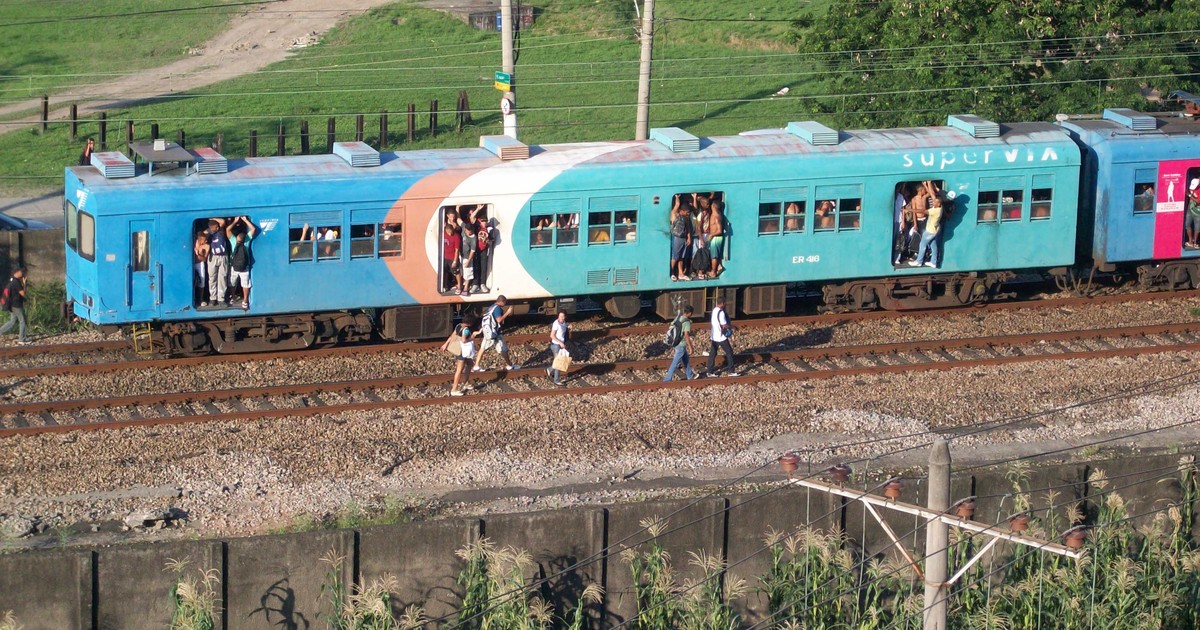 G1 - Trem da SuperVia enguiça no RJ e passageiros caminham nos trilhos ...