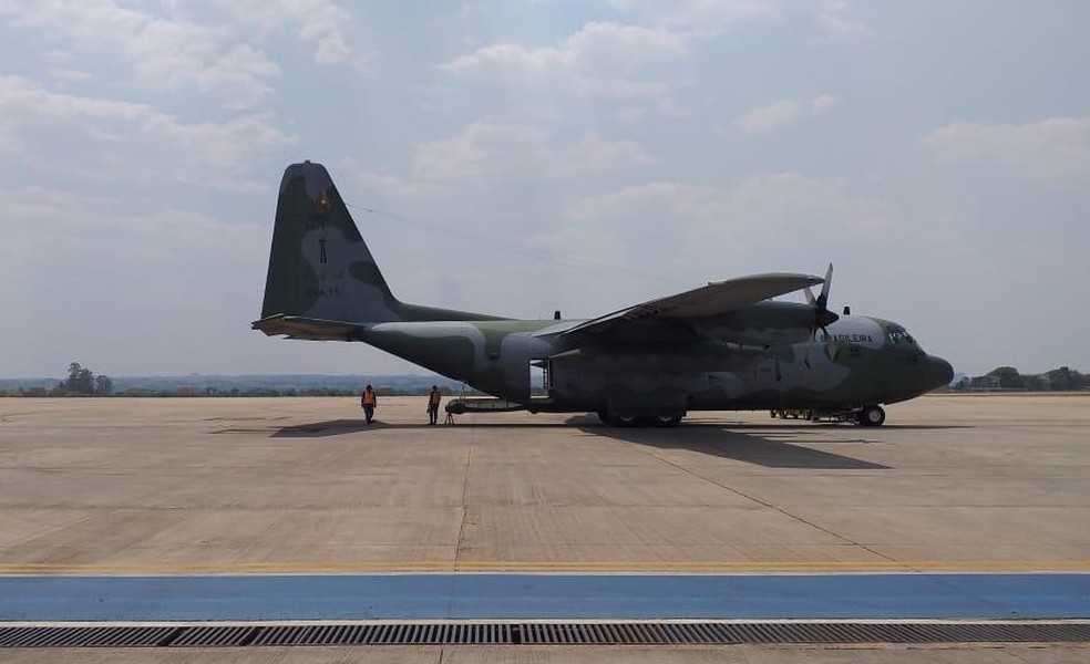 Avião da FAB entrega itens e veículo para equipar agentes de combate a ...