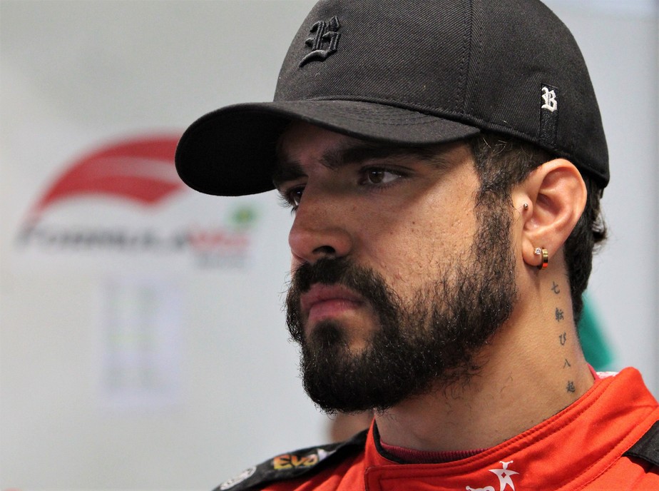 Caio Castro estreia em competição de automobilismo, mas abandona prova ...