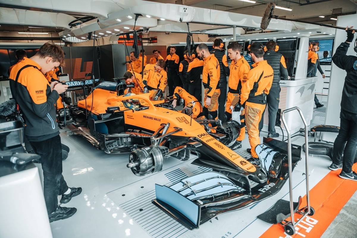 McLaren exibe novo carro pela primeira vez em dia de filmagens no circuito de Barcelona ...