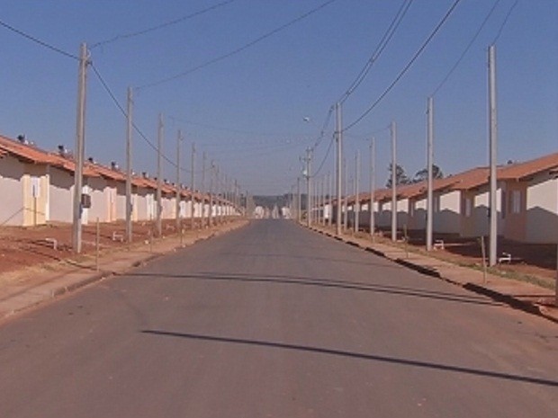 G1 - Famílias que moram sob linha de alta tensão aguardam entrega de ...