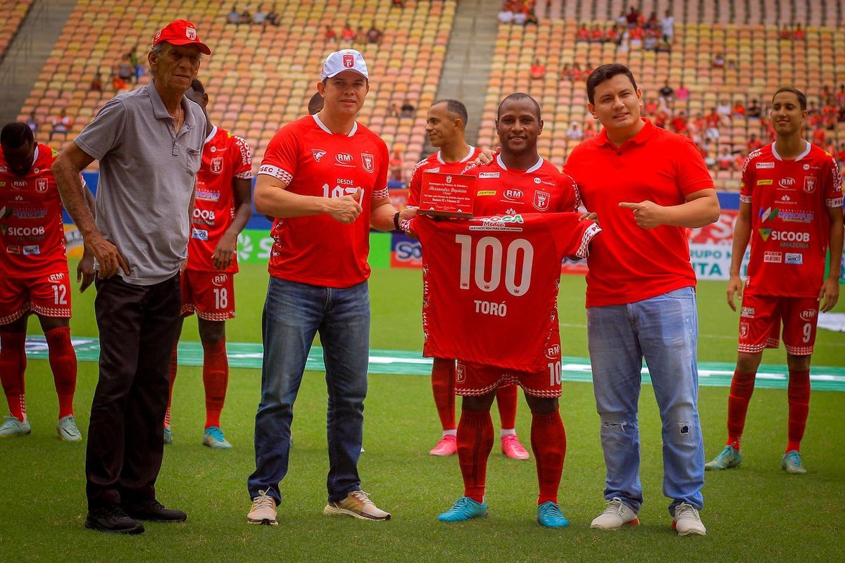 Toró completa 100 partidas pelo Princesa do Solimões e comemora ...