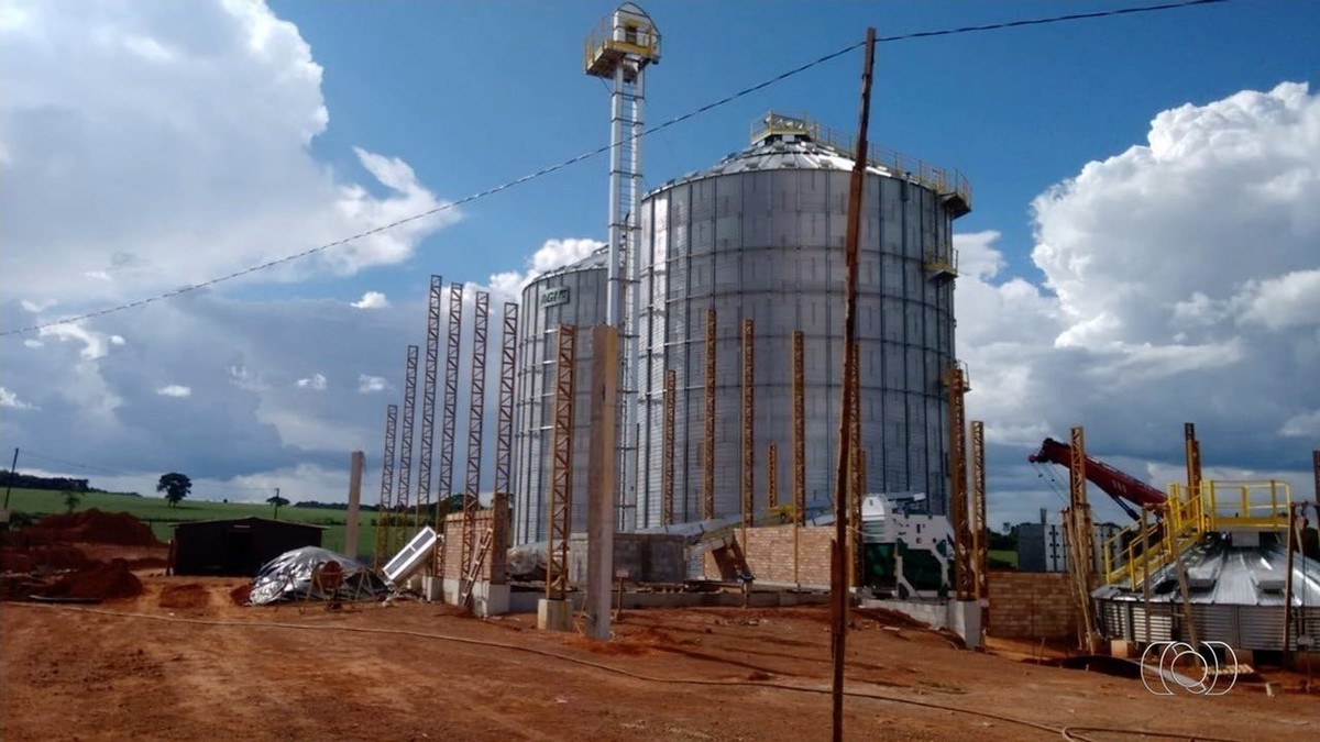 Dois homens morrem após parte de silo de grãos cair durante a montagem ...