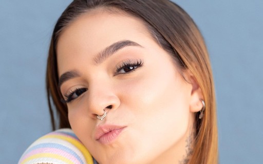 Mel Maia comemora a chegada dos 18 anos com bolo de coração - Vogue ...