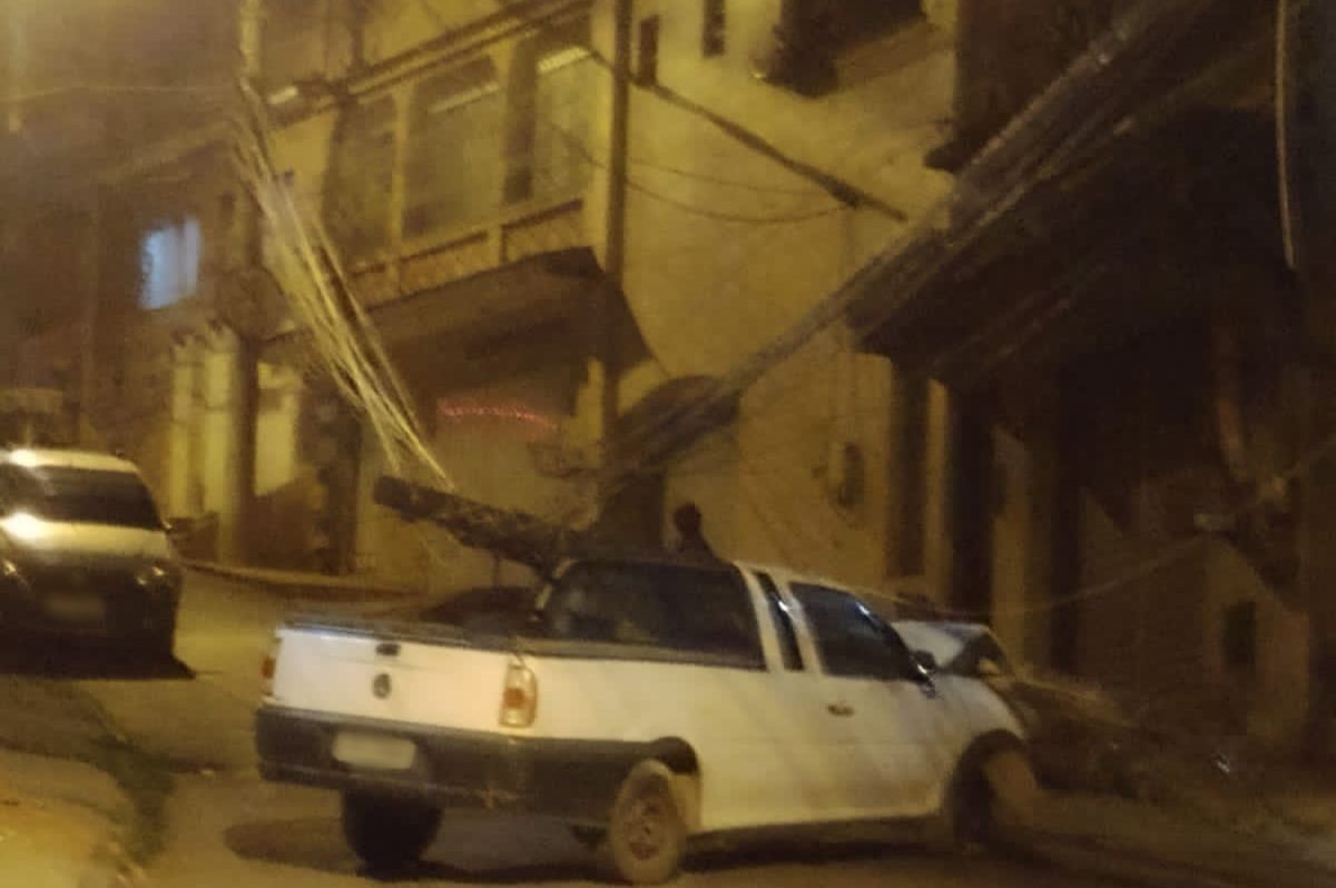 Idoso fica ferido ao bater carro contra poste em Volta Redonda | Sul do Rio e Costa Verde | G1