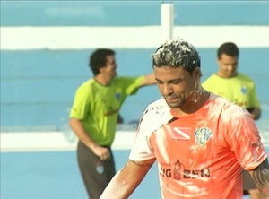 Papão volta aos treinos descontraído, e Héverton leva ovada de ...