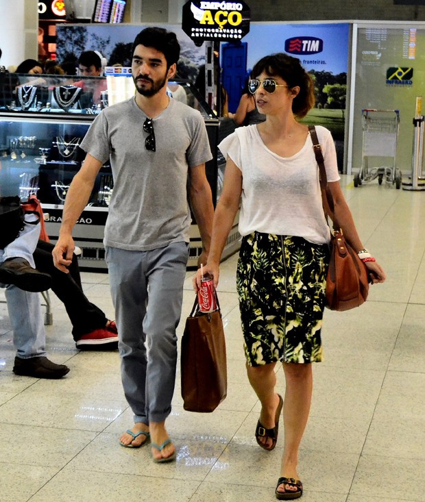 Caio Blat e Maria Ribeiro embarcam com os filhos no Rio - Quem | QUEM News