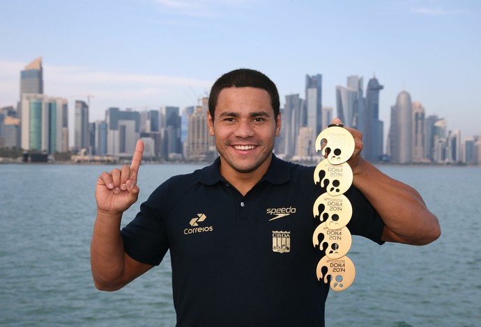 Felipe França e Etiene posam com medalhas em dia de turismo em Doha ...
