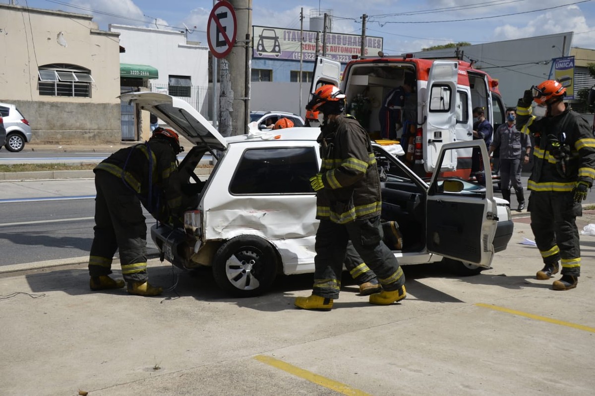 Carro bate em poste e motorista fica preso às ferragens em Sorocaba | Sorocaba e Jundiaí | G1