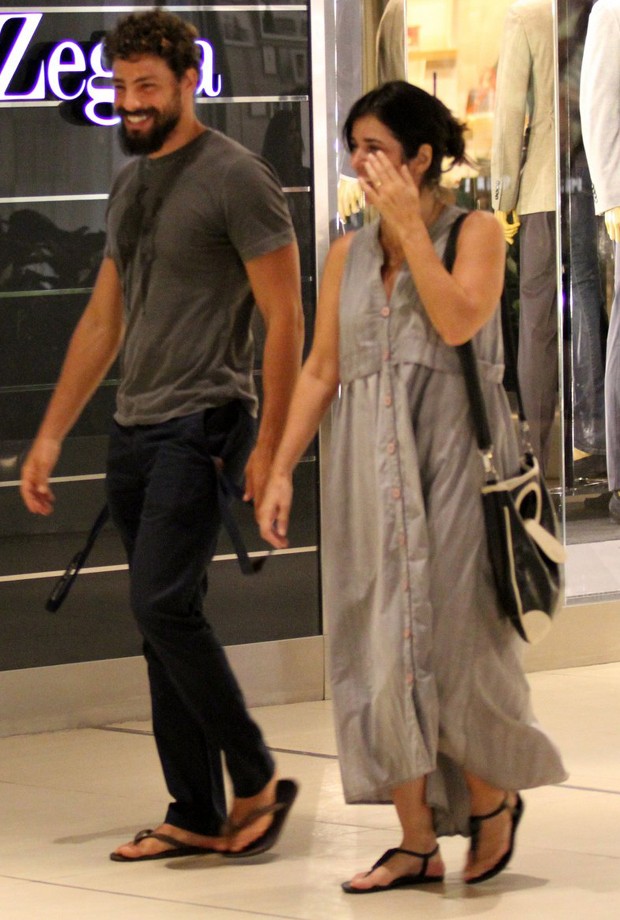 Cauã Reymond é só sorrisos em passeio com amiga no Rio - Quem | QUEM News