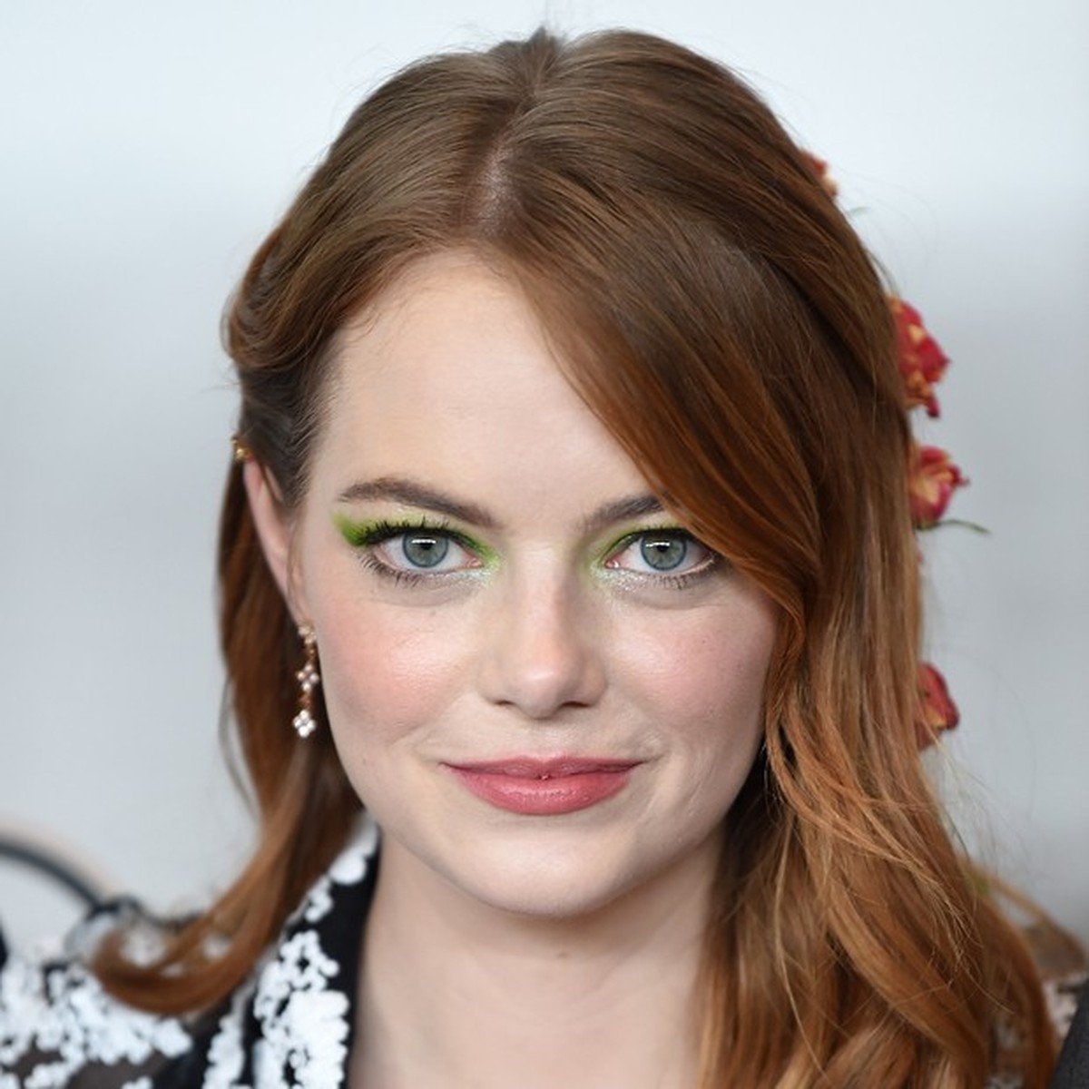 Emma Stone surpreende com penteado primaveril em red carpet ...