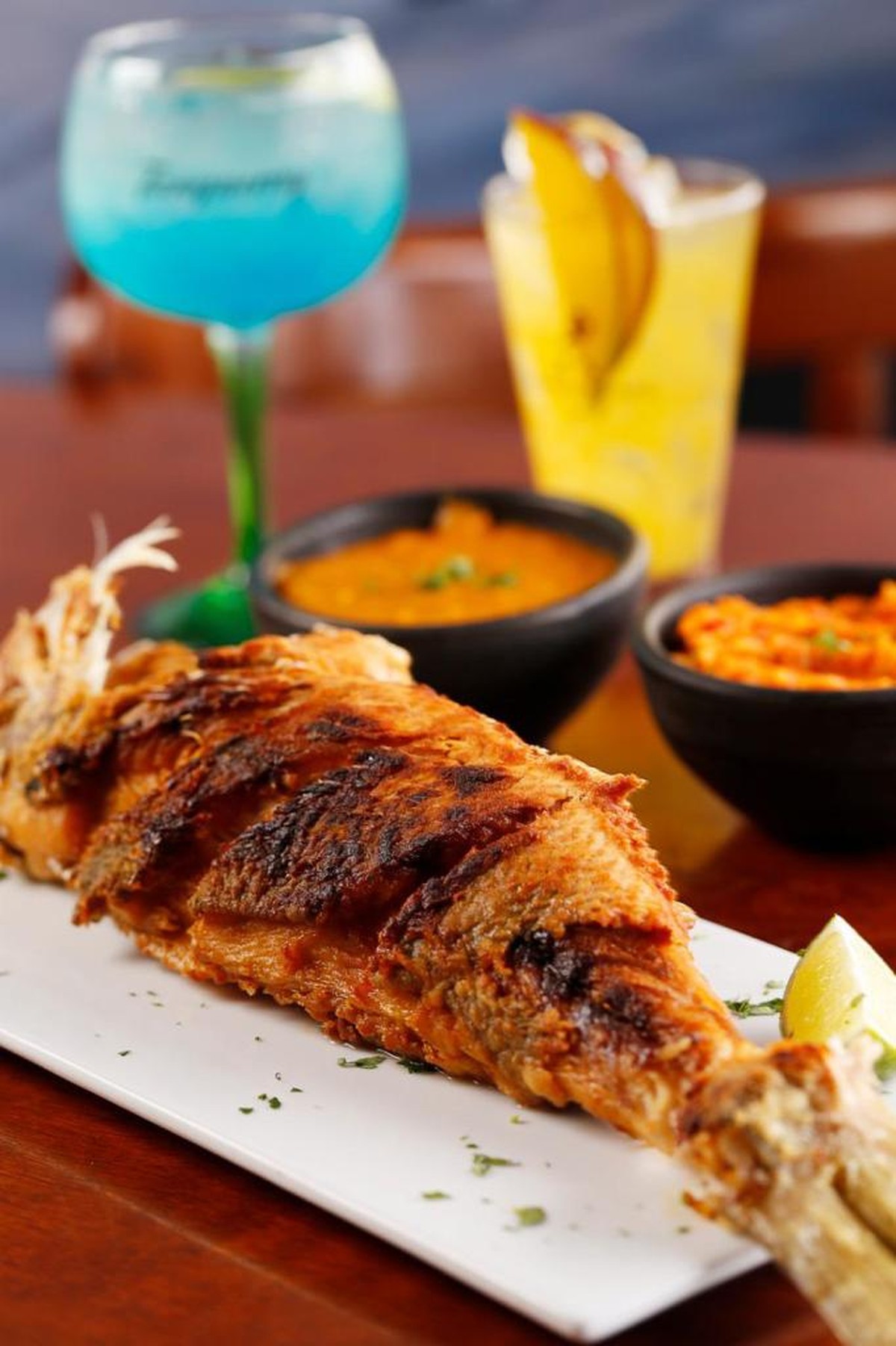 Saiba como preparar peixe inteiro frito com pirão e arroz de tomate ...