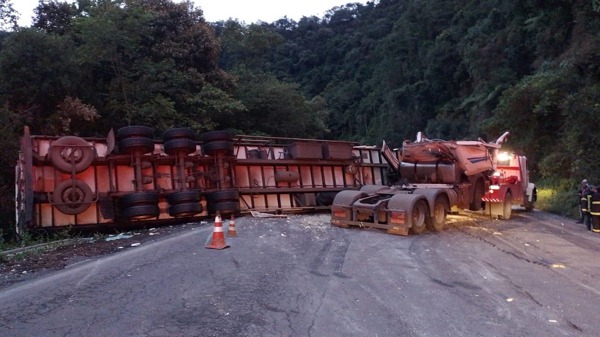 Homem morre em colisão frontal entre carretas na BR-470, no Vale do ...