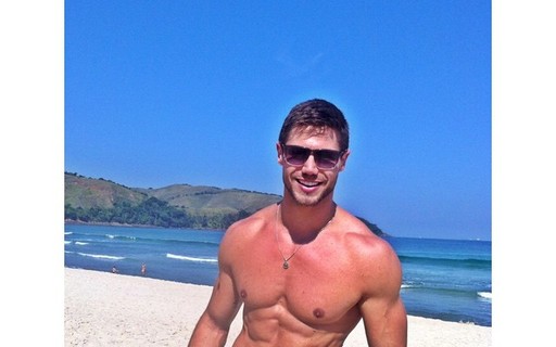 Jonas Sulzbach mostra corpo sarado de sunga - Quem | QUEM News