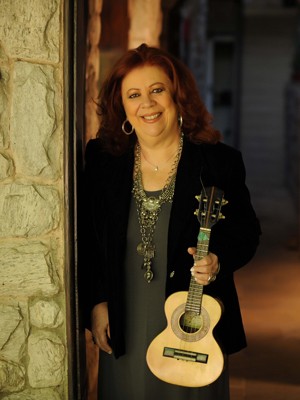 G1 - Beth Carvalho canta sucessos de sua carreira em Nova Friburgo, no ...