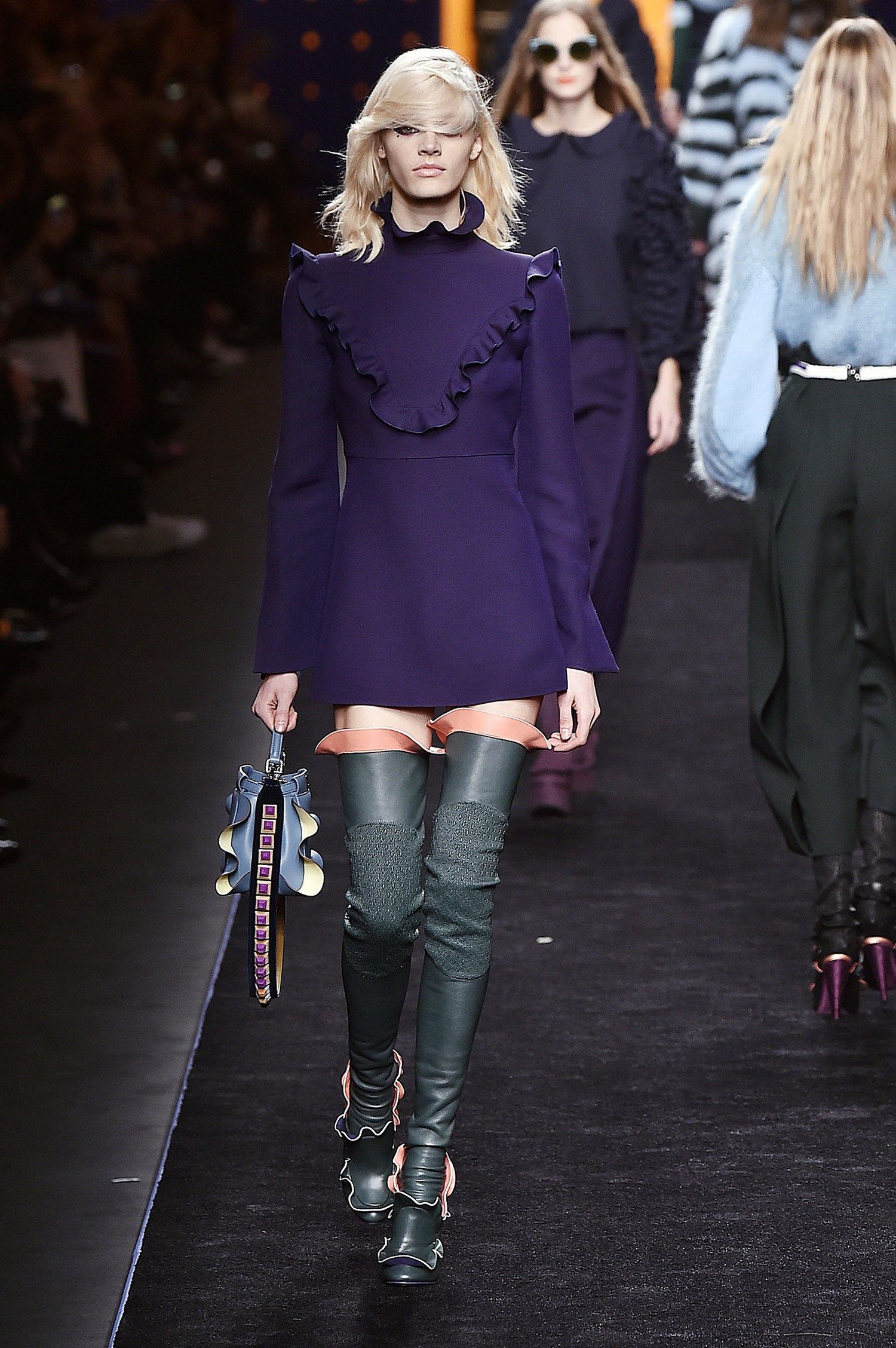 O inverno turquesa da Fendi em Milão | Desfiles | Vogue