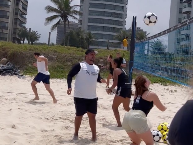 Larissa Manoela tem manhã intensa de treino com academia e futevôlei ...