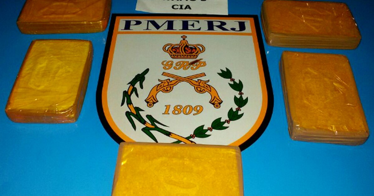 G1 - Jovem é presa com 5 kg de pasta base de cocaína na RJ-145, em ...