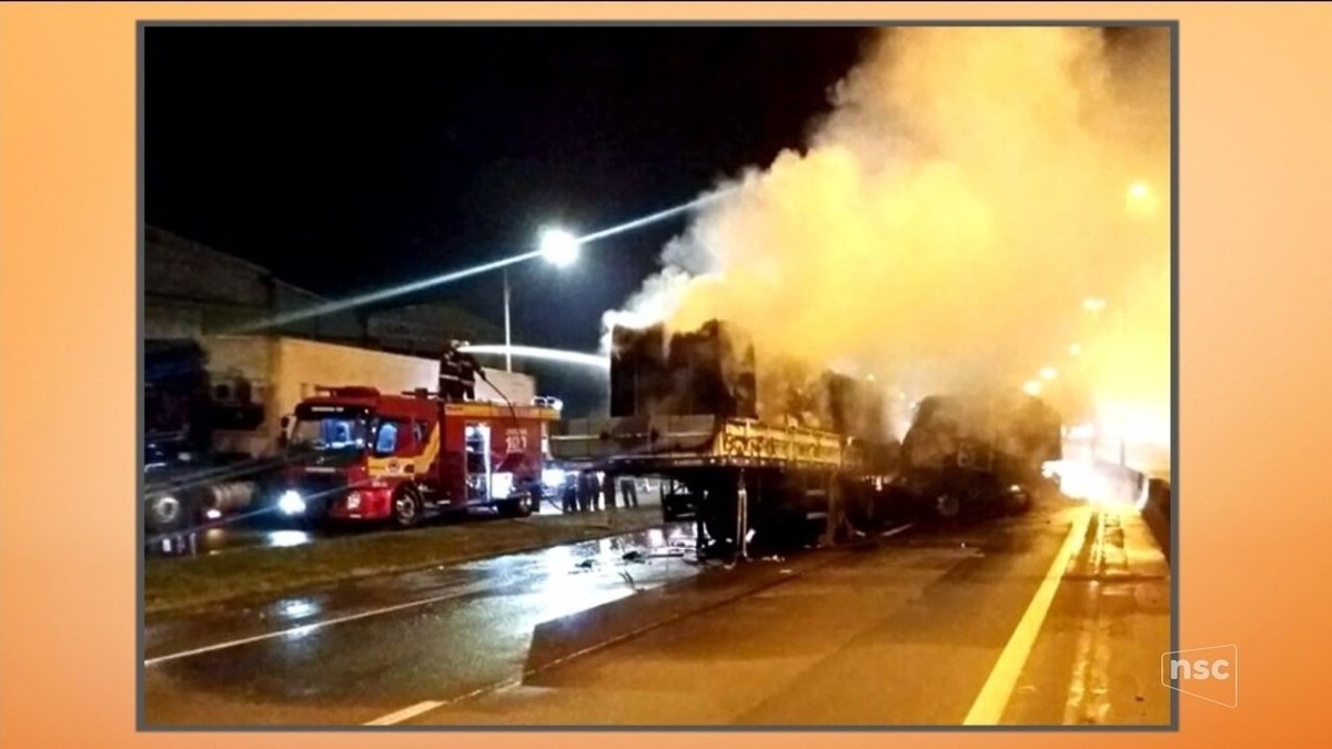 Mulher morre em colisão frontal entre carro e caminhão na SC-421, em ...