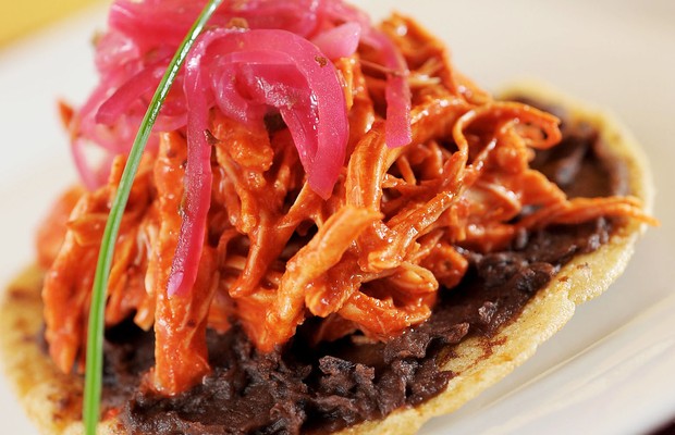Tostadas a R$ 12 na calçada do Obá - ÉPOCA | Comida e Bebida